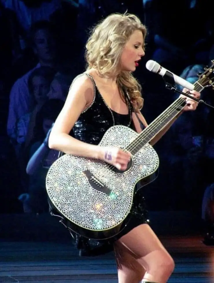 Antwort What size guitar does Taylor Swift use? Weitere Antworten ... Antwort What size guitar does Taylor Swift use? Weitere Antworten ...